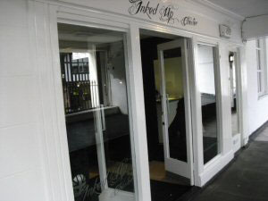 Chester Tourist - Shopping on Eastgate Street Row North